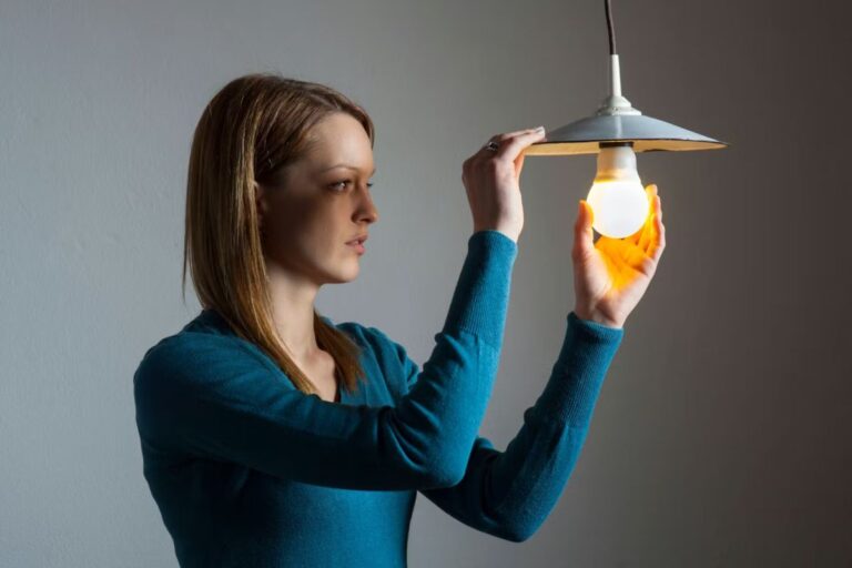 How Much Electricity Does a Light Bulb Use?